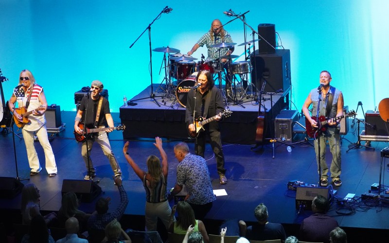 Beach Boys, Eagle Tribute Band Offer Double Dose of Golden Oldie Fun